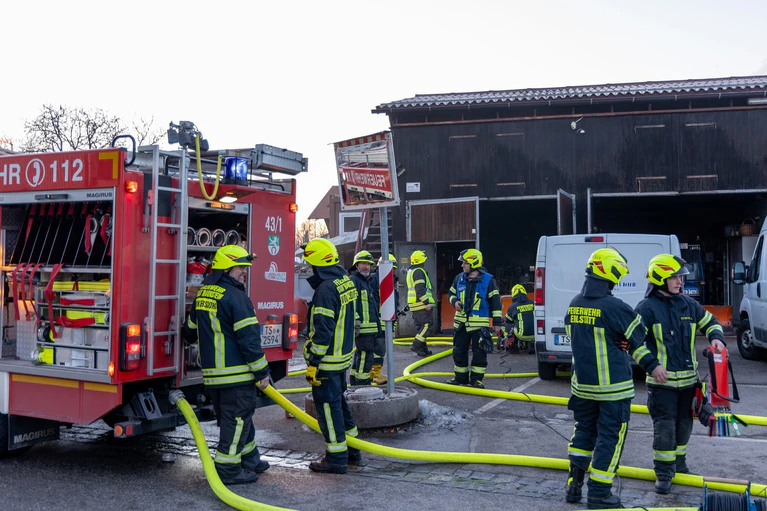 Traunstein: Feuerwehren verhindern Scheunenbrand in Wolkersdorf ...