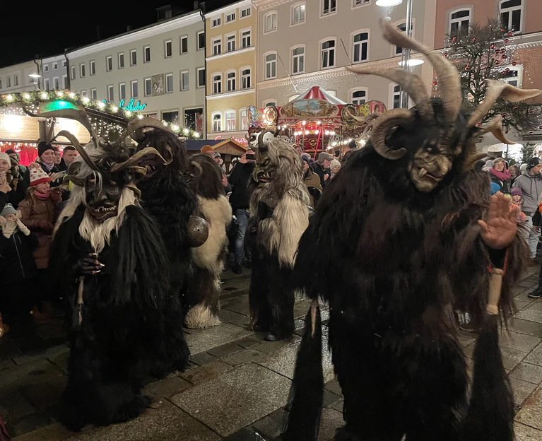 Perchtenlauf in der Traunsteiner Innenstadt | Bayernwelle
